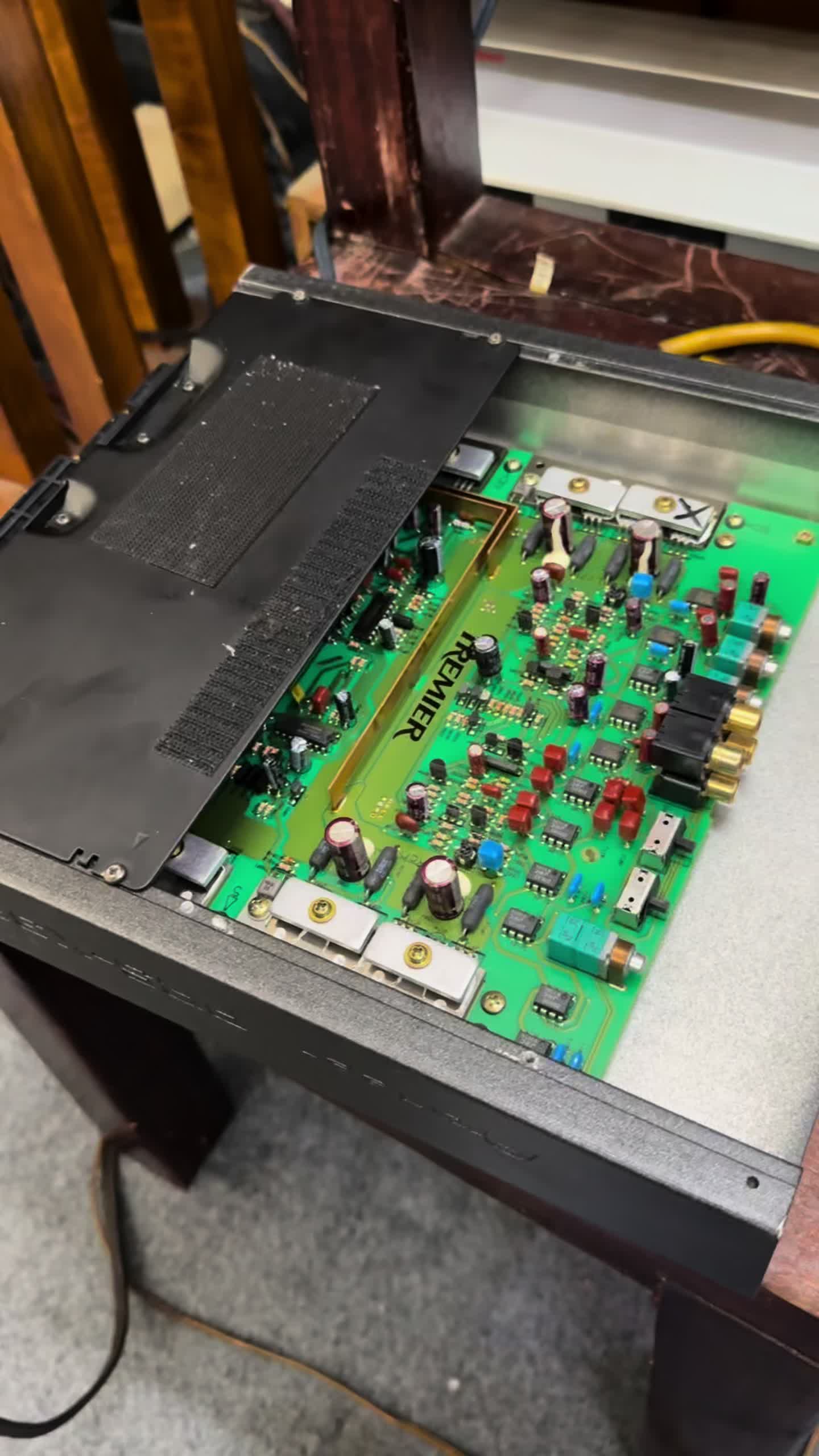 老功放电位器、开关清洗分享。 #进化汽车音响 #功放音响 #电路板