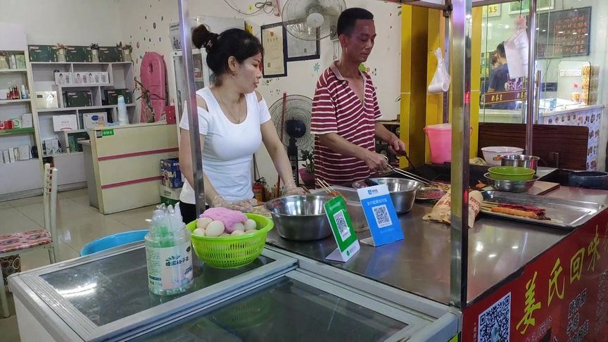 夫妻两靠摆地摊起家两年后开了个店生意依然红红火火!