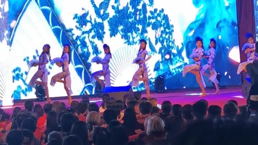 潮汕歌舞团表演!这几位美女惊艳全场了,画面相当唯美!一起欣赏