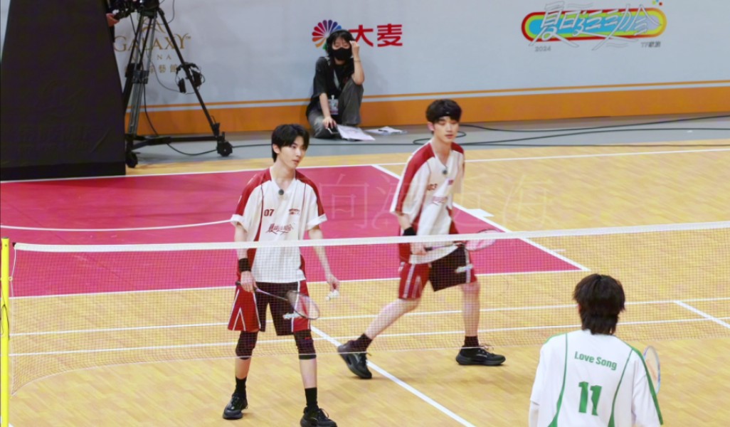 马嘉祺丁程鑫强强联合拿下羽毛球比赛完整版