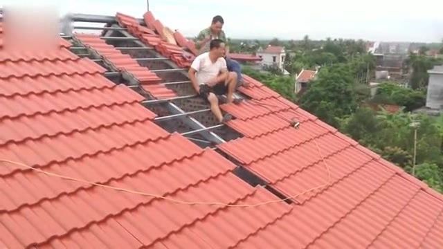 农村都用这种新型彩钢瓦建房,效率高寿命长,外观比水泥好看百倍