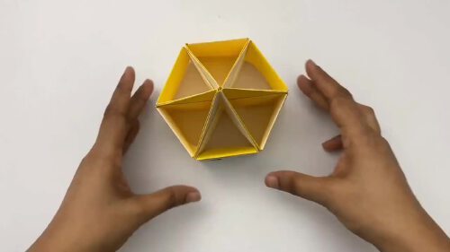 今天我们来做一个笔筒可以放很多只笔太用了