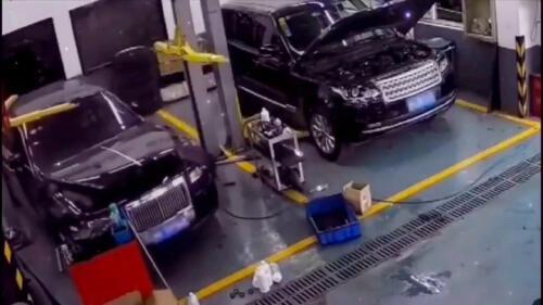 维修车的事故,好好的被压到车底!