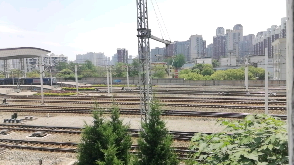 K1068次列车的出发机SS9G0190通过