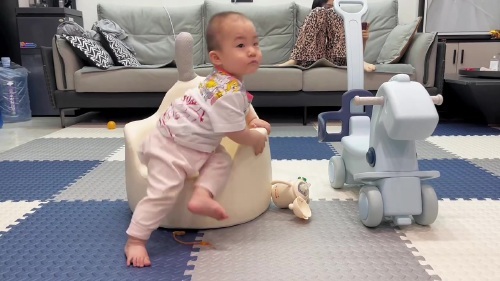 看动画片看口渴了自己拿水喝