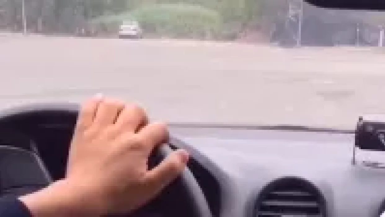 女教练在车内为新手们讲解,右转弯技巧操作!