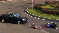 小车与电动车转盘路段相撞2人倒地受伤 监控还原全过程