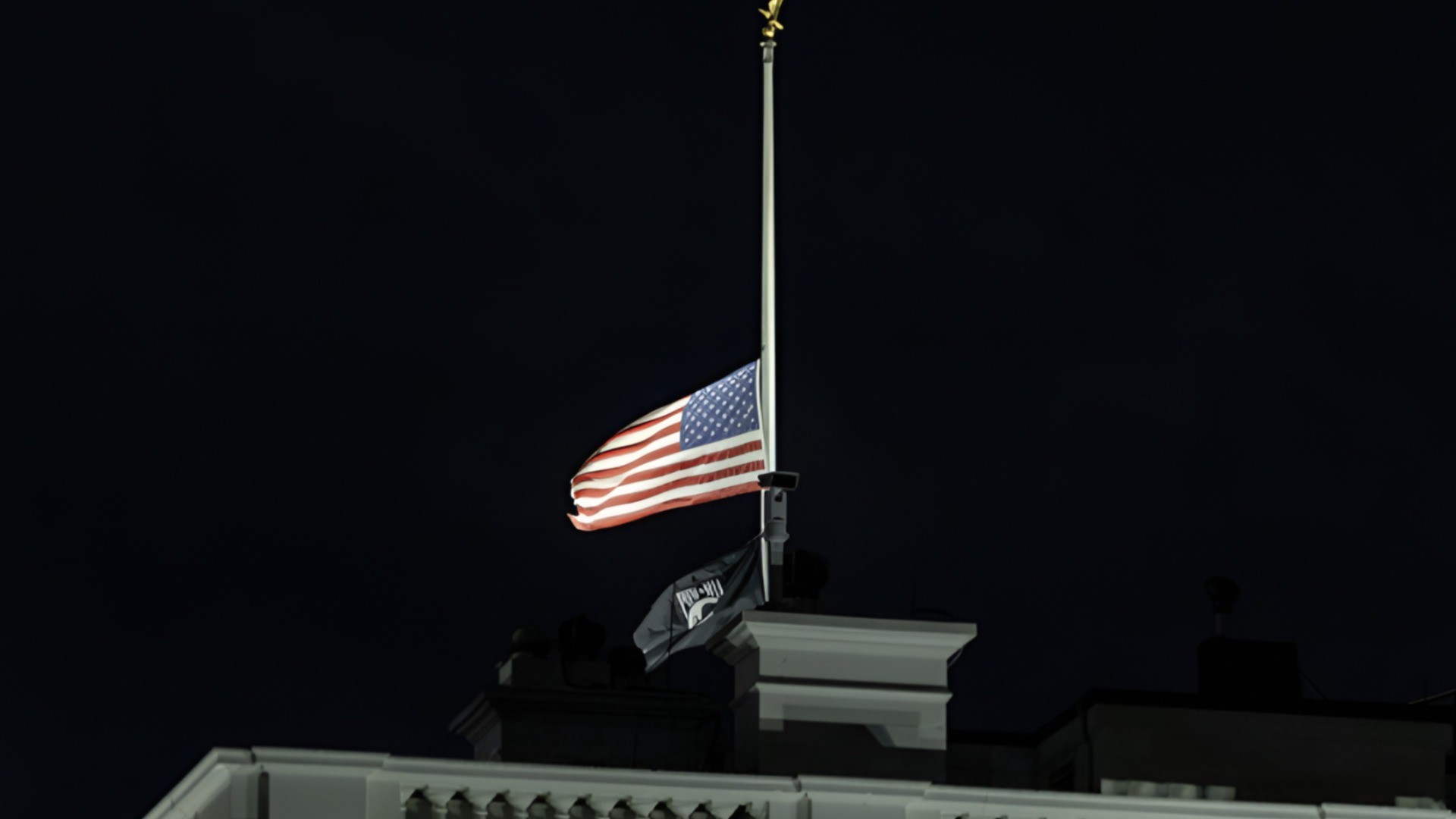 "半旗"下就职,特朗普不满抱怨:咱们走着瞧吧