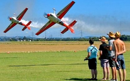【航模】Extra 330特技飞机双机飞行表演(2016德国)
