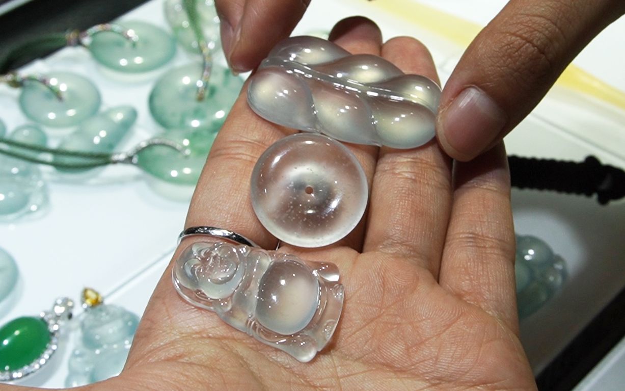 同样是翡翠,一个价值几十万另一个几百,为何价值差距如此之大?