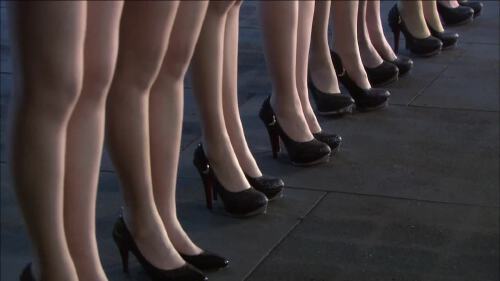 女孩子们第一次学习礼仪,大家都狼狈得很