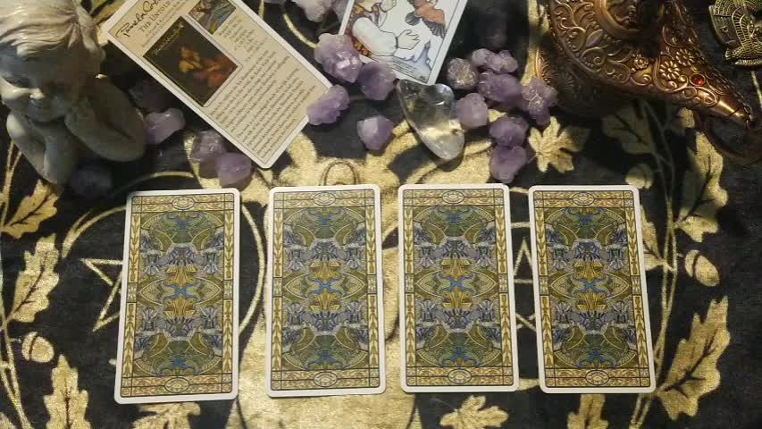 塔罗占卜:抽牌前用心默念彼此的姓名,便可知你们是缘深或缘浅!