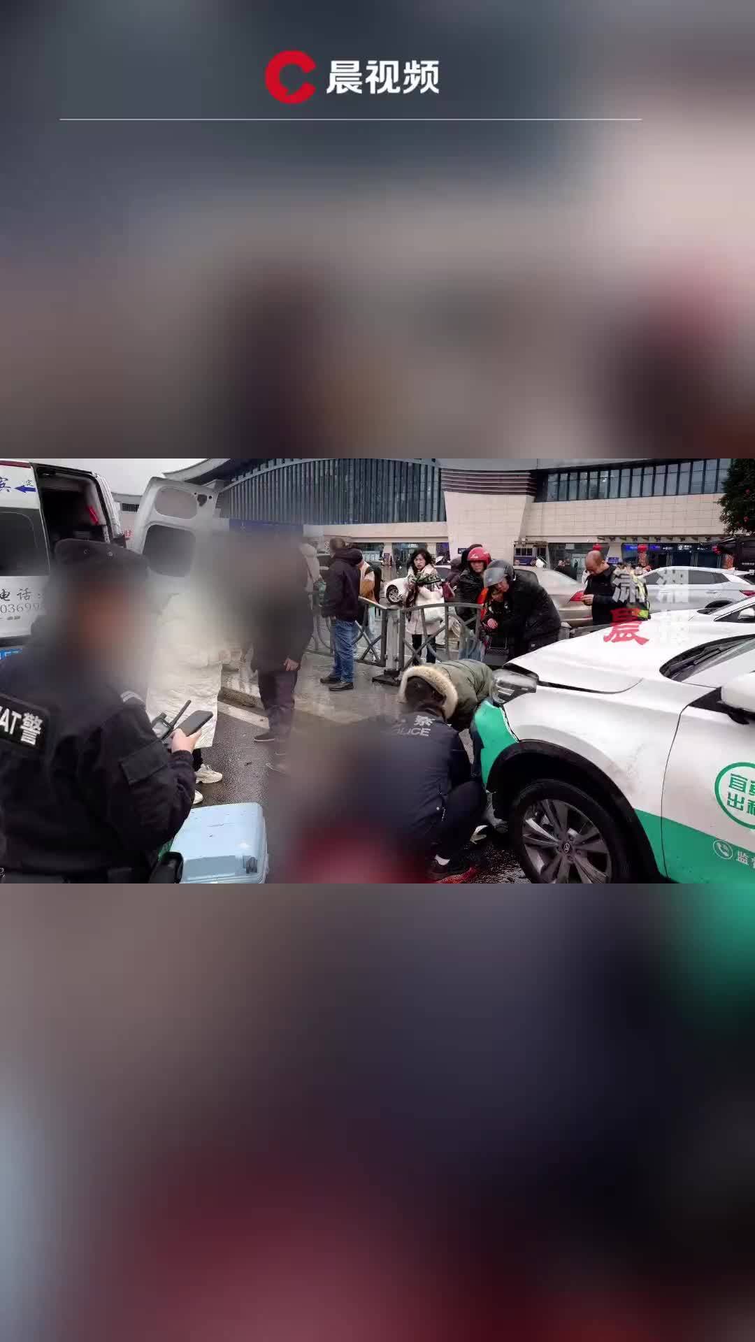 的哥疲劳驾驶追尾撞伤多人已被控制,宜宾交警回应其"从业资格证过期"