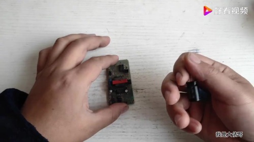 怎么用数字万用表测量电解电容的好坏？怎么区分电容的正负极？