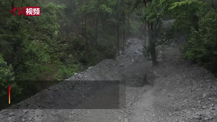 直击现场:川藏公路西藏波密发生泥石流致大桥被毁交通中断