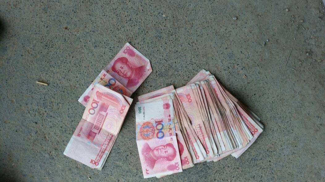 拿银行卡去银行柜面取钱.