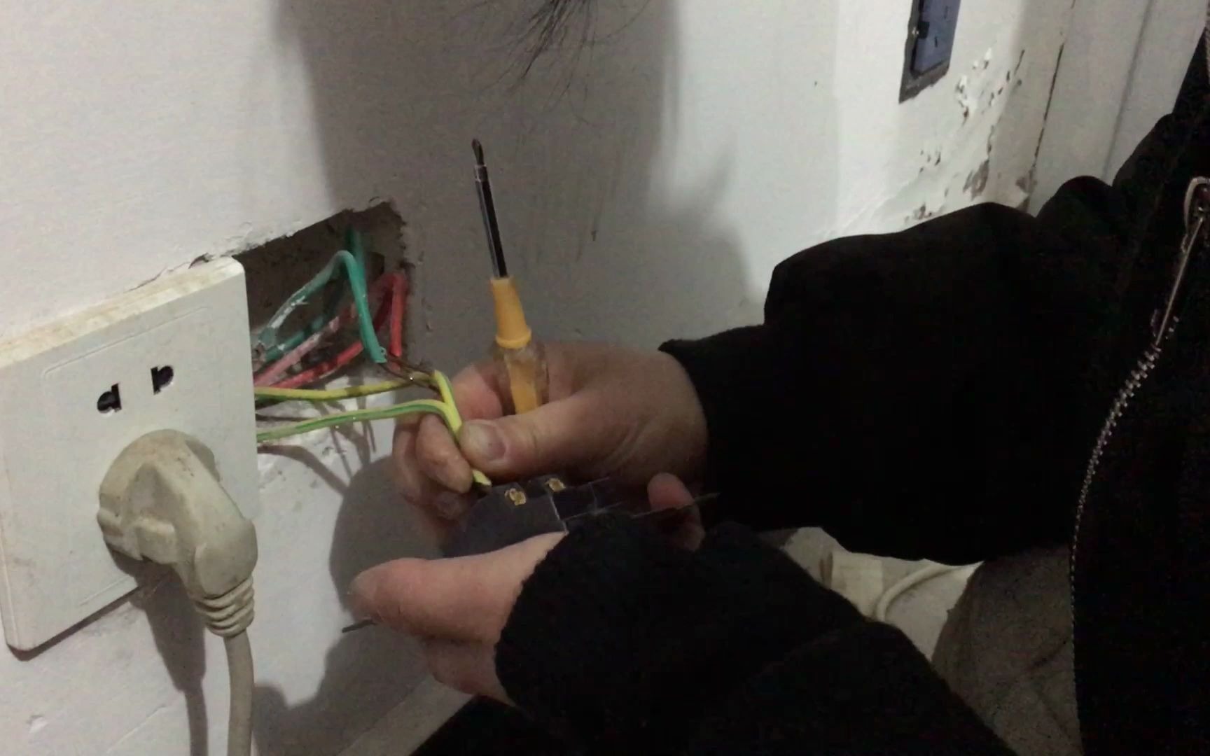 如何更换插座