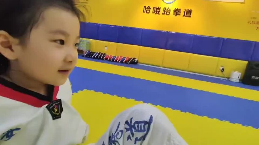 经常参加体育锻炼的人,都有着坚强的意志,不会被轻易打倒