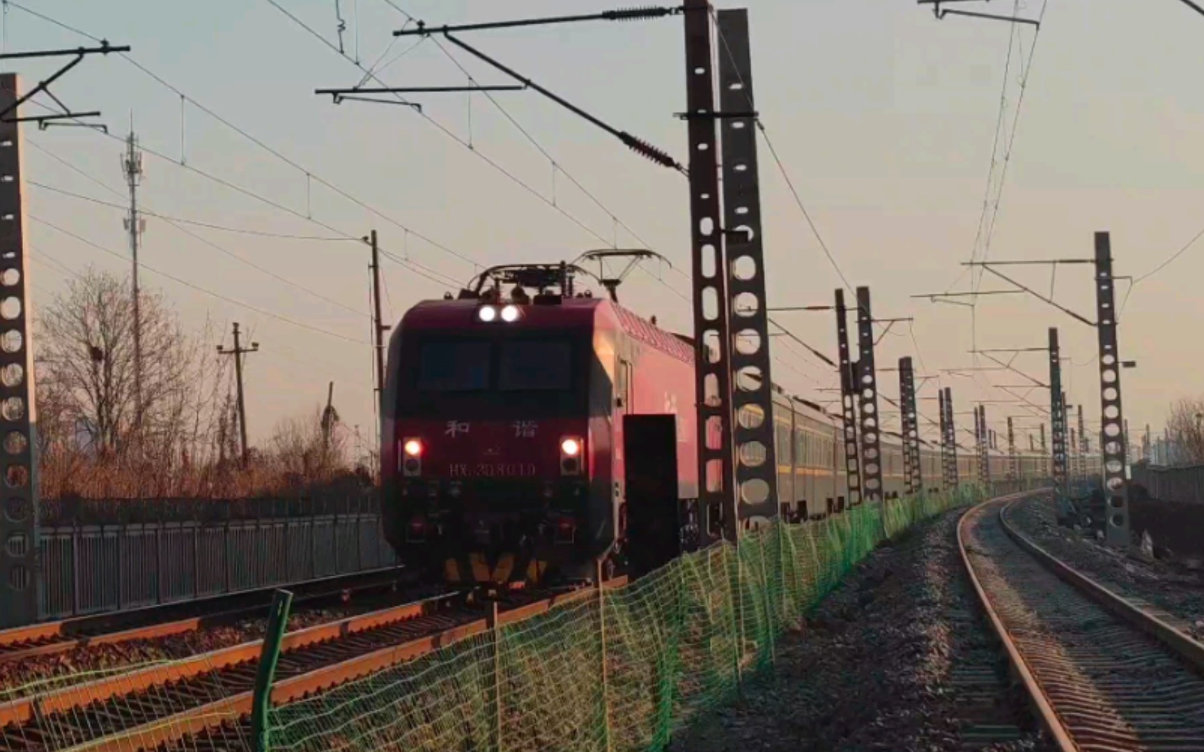 ...担当的Z236次(广州东-哈尔滨西)列车减速通过京广铁路邢台龙泉大桥