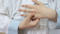 感冒、流鼻涕时,1个穴位,按摩3分钟,专克鼻塞,呼吸畅通!