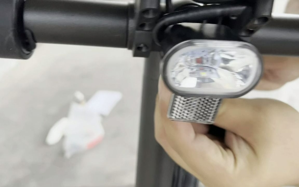 NAVEE N65电动滑板车售后维修视频集锦--更换立杆上端两孔过线塞