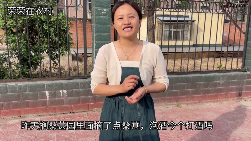 泡的桑葚酒快喝完了,今年媳妇打点酒再泡一坛,颜色好看还好喝