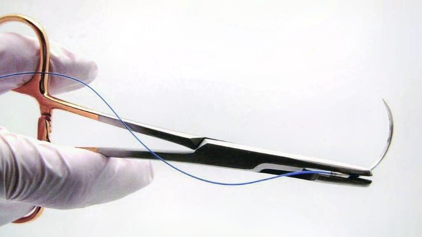 外科医生缝合皮肤过程演示,这样缝更好看!