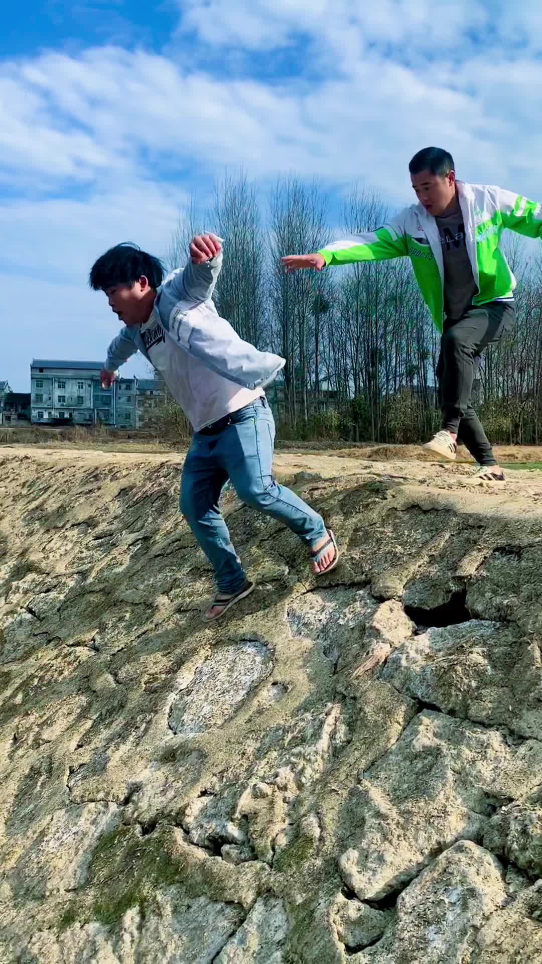 #危险动作请勿模仿 #户外搞笑 #结果出乎意料