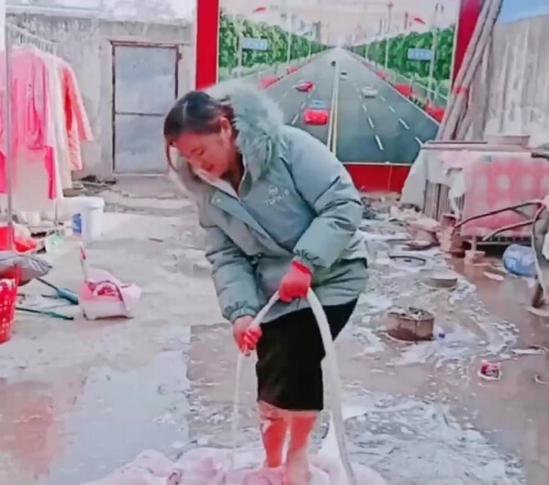 娶了个会过日子的媳妇,为了省几度电,这样洗被子