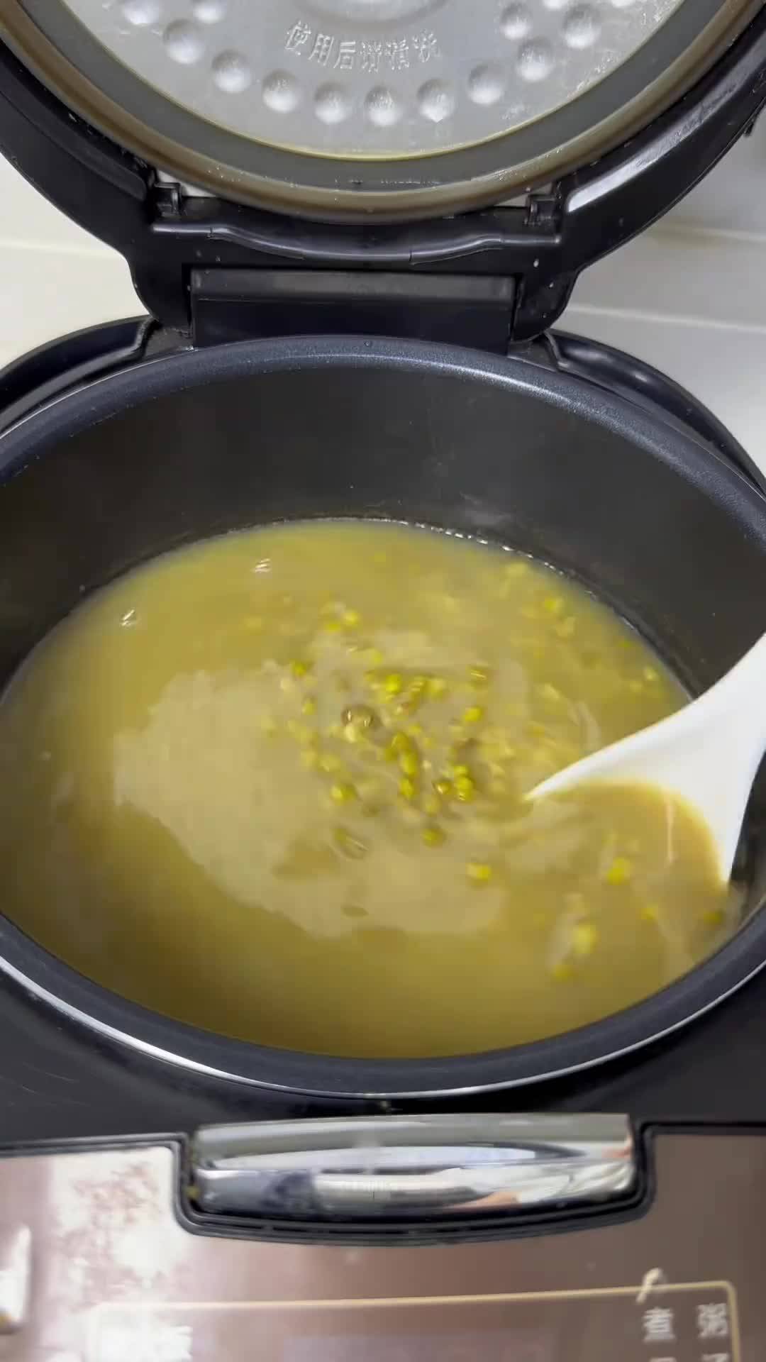 一到夏天,我们家经常就会煮这个绿豆汤喝