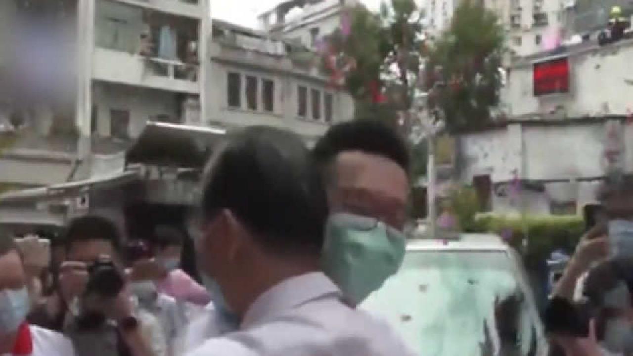 援助伊拉克医生回院,迎接他们的是钟南山院士的热情拥抱