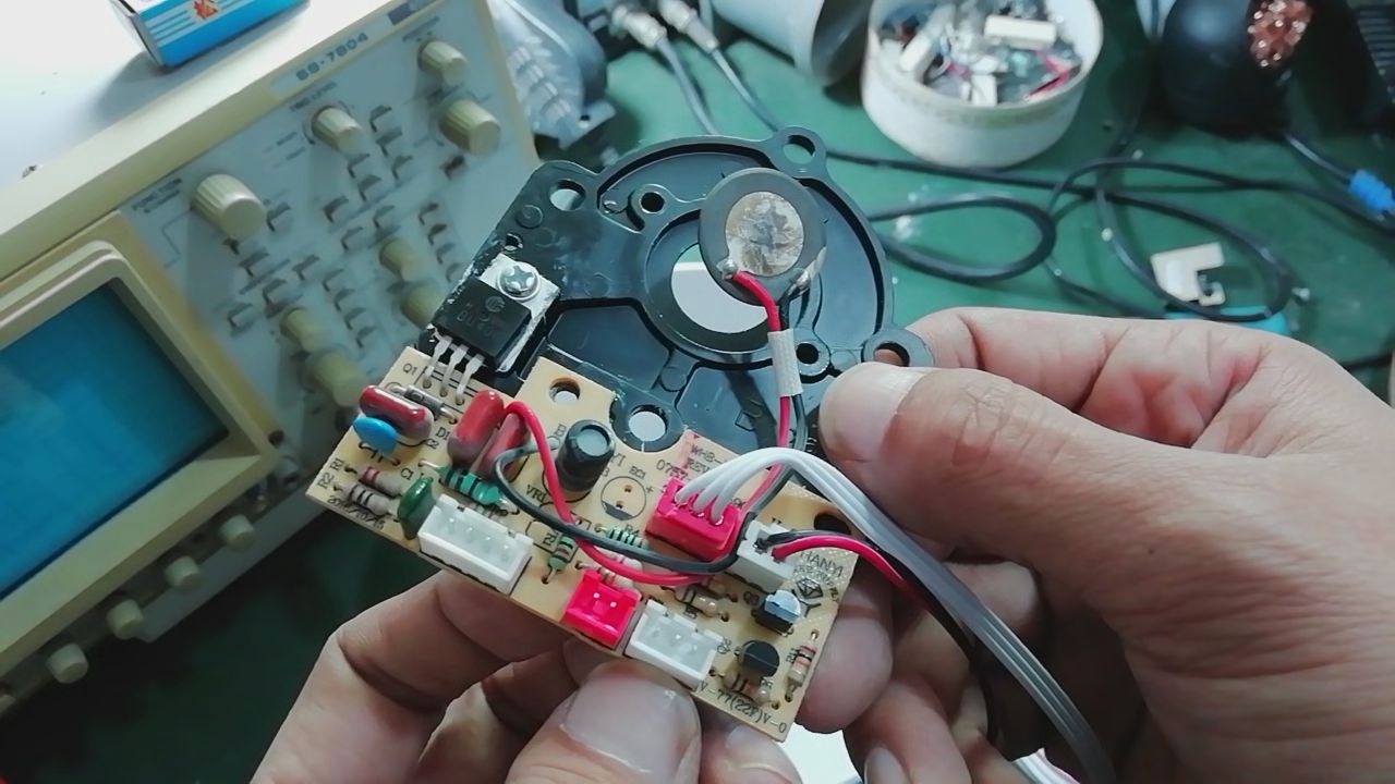 家里的加湿器突然雾量小了,拆出来看看到底什么问题。