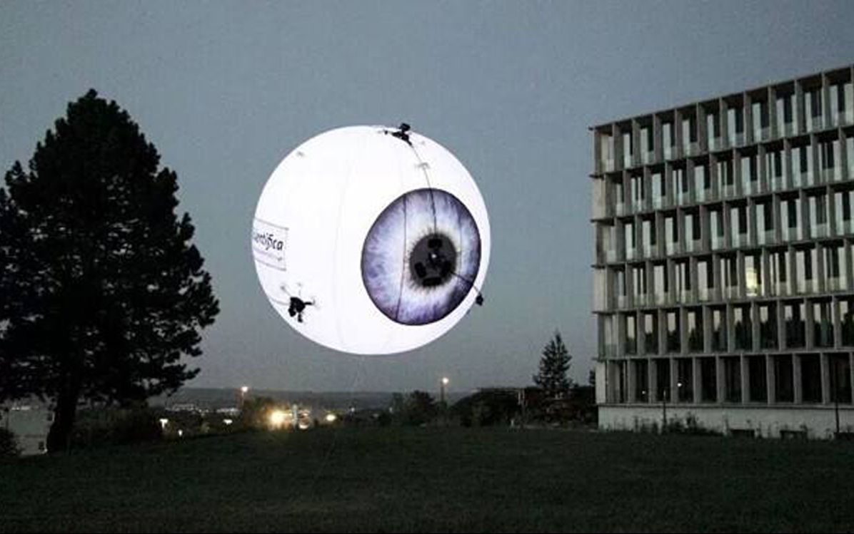 3米眼球无人机,半夜出来吓人,还能玩直播