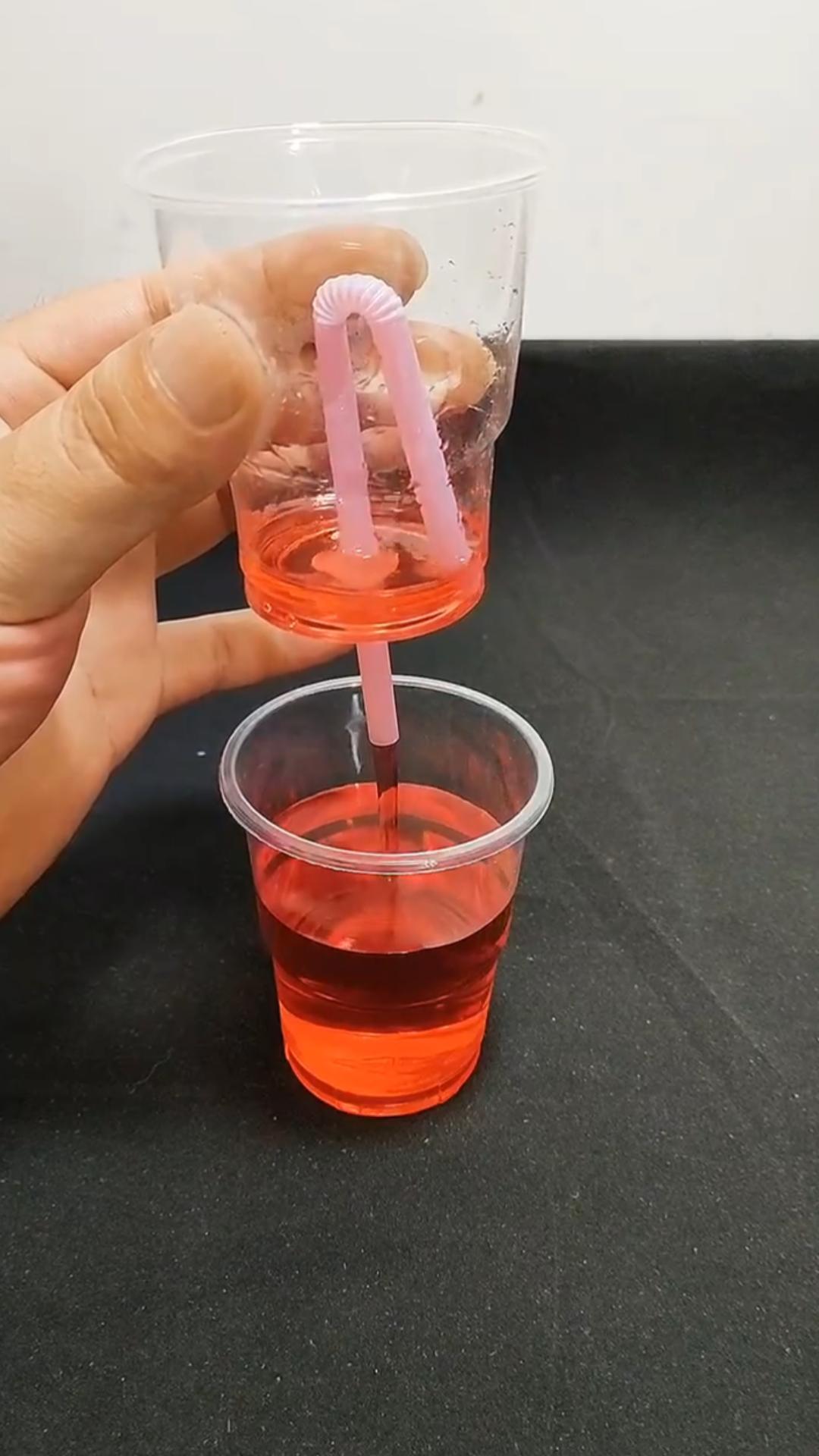 简单的科学小实验:虹吸现象,网友:为何叫虹吸,.