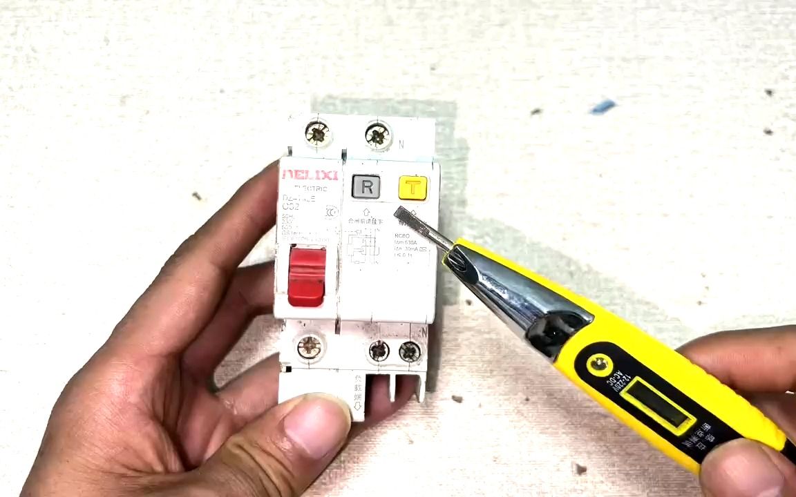 漏电开关上的T、N、R代表什么意思?一句左零右火坑了多少人