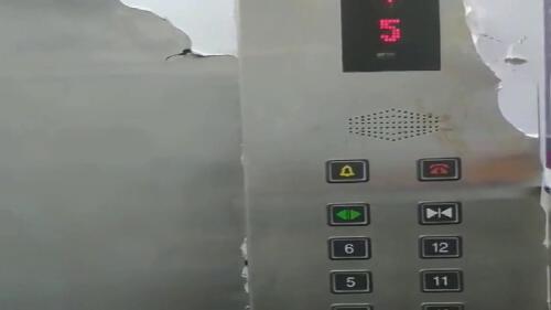 第一次见这样的电梯,开门那一刻我都快看愣了,这是什么鬼!