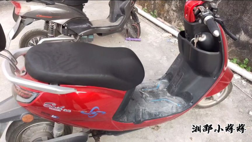 骑行电动车不佩戴安全头盔,没收你的,看你还浪不浪