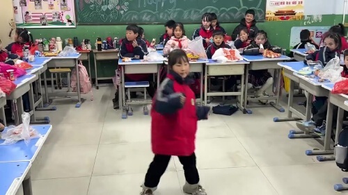 在欢声笑语中,小学生们课堂跳舞竟然发生了什么惊喜?