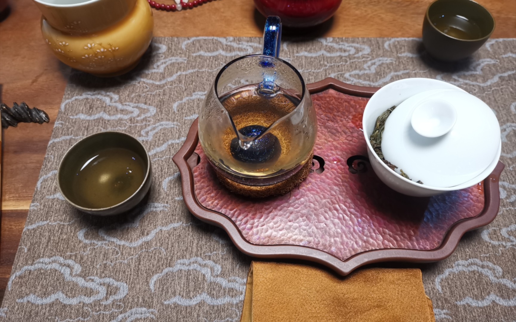 倒茶的礼仪(当领导和长者同桌该先给谁倒茶)