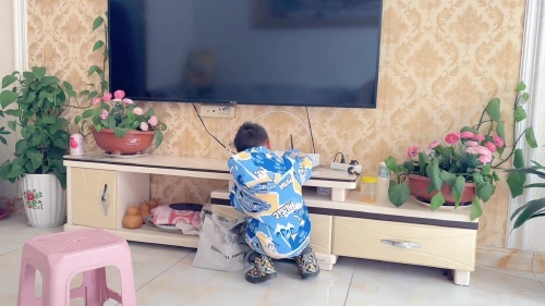 当两岁的小宝贝学会了如何操控电视机,竟然还懂得先启动机顶盒的技巧!