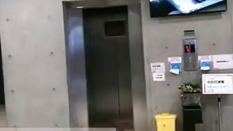 电梯门故障暴力关门开门,进出电梯还是要谨慎
