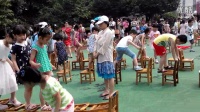 育才幼儿园户外活动椅子新玩法
