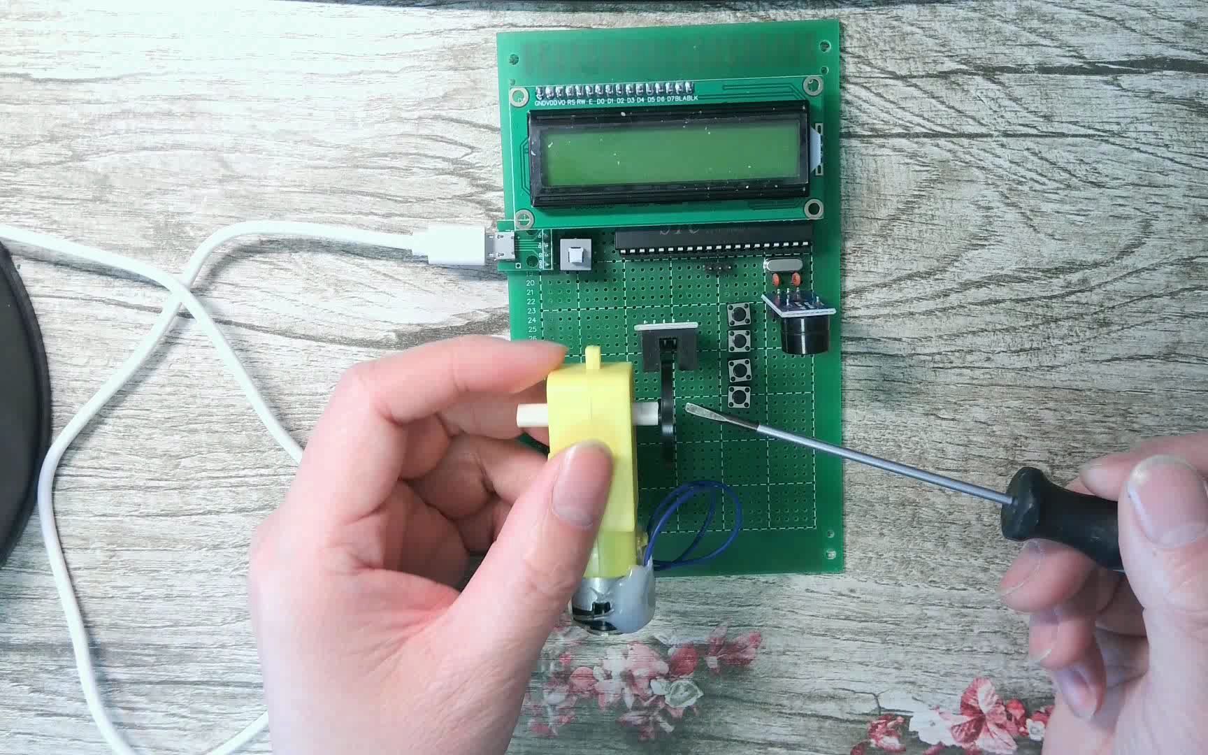 基于单片机的电子式转速里程表的设计