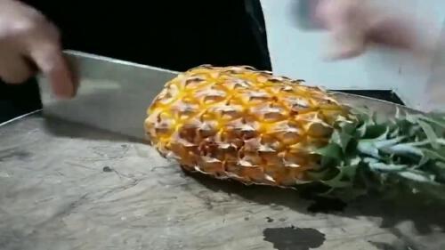 菠萝不削皮切法教学,学会这一招,想怎么吃就怎么吃!