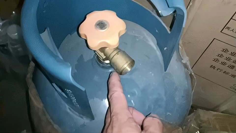 现在的煤气罐都带安全阀门,很安全看看吧