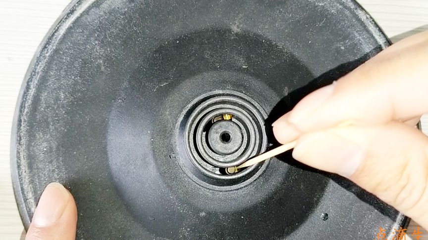 电热水壶不通电,用牙签动一动这个小机关,就能正常使用,太棒了