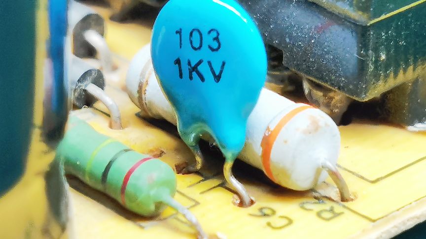 经验分享:瓷片电容的和色环电阻的读值技巧,怎么读?怎么换?