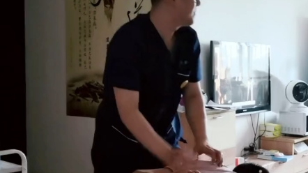 肩胛骨缝粘连理疗可以采用中医手法,进行推拿按摩。比如在肩胛骨缝...