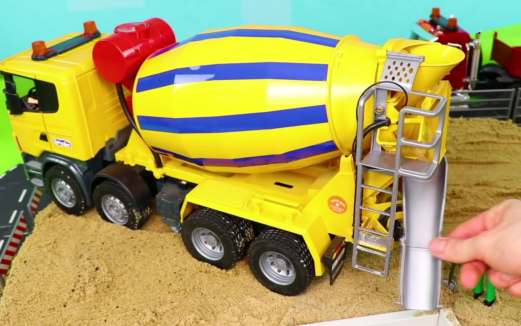 垃圾车为孩子们回收垃圾,提高孩子的认知能力,早教益智卡通车