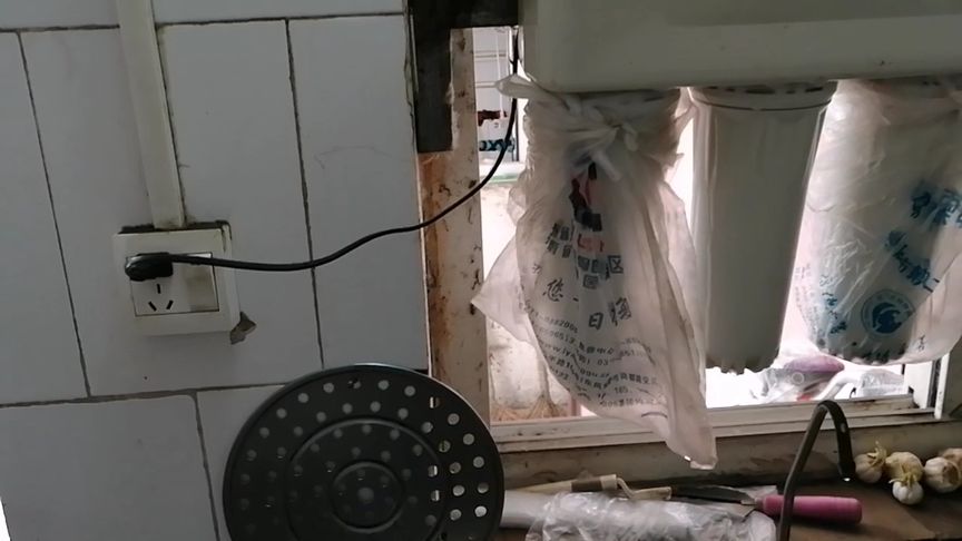 净水器漏水,必须拆卸查看,也许是小毛病,手到病除呢